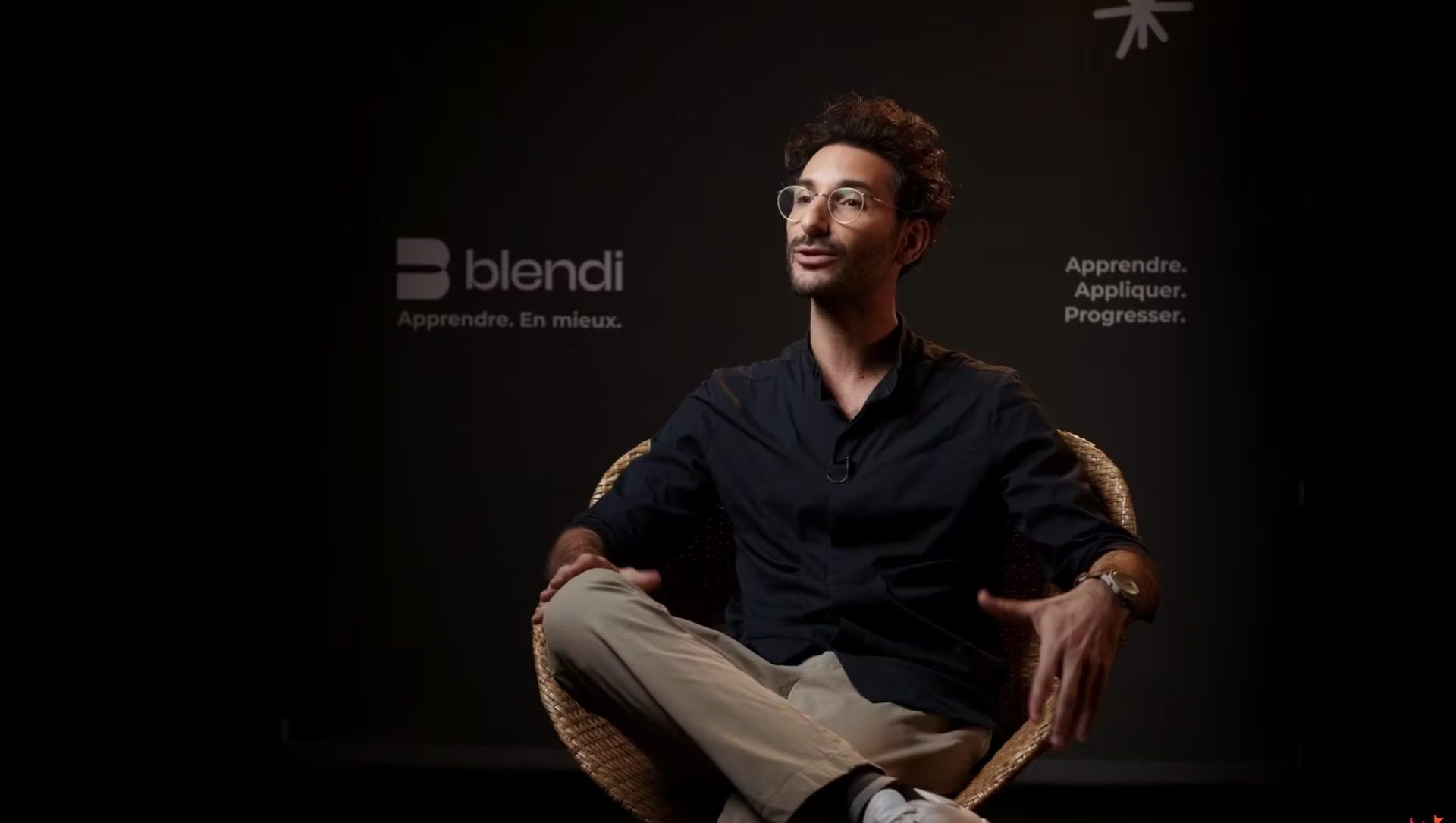 Interview sur fond noir - Elan Films